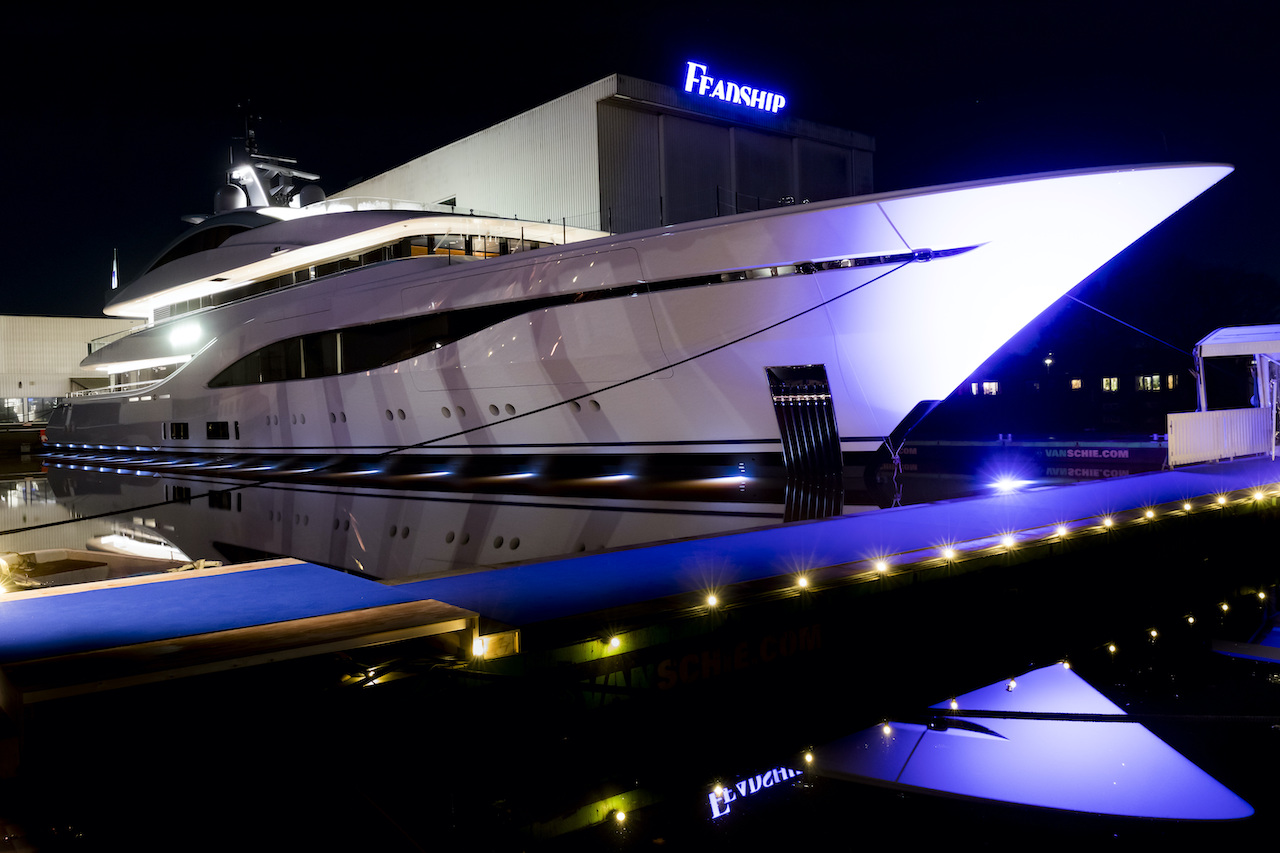Yacht ARROW, Feadship | CHARTERWORLD Luxury Superyacht Charters